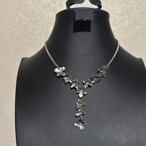 paparazzi | Jewelry | 32 Paparazzi Silver Necklace Elegant Jewelry ...